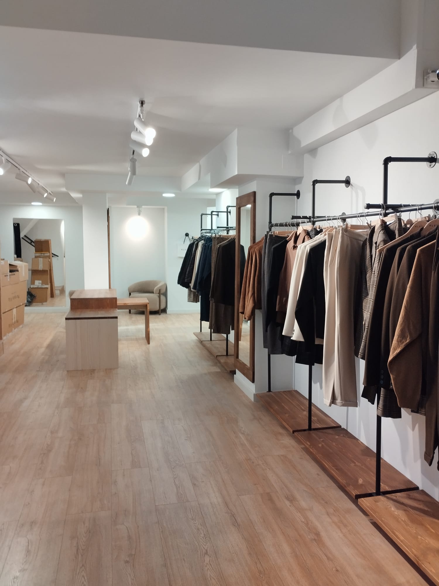Diseño y Mobiliario a Medida para Tienda de Ropa y Complementos - Crea ...
